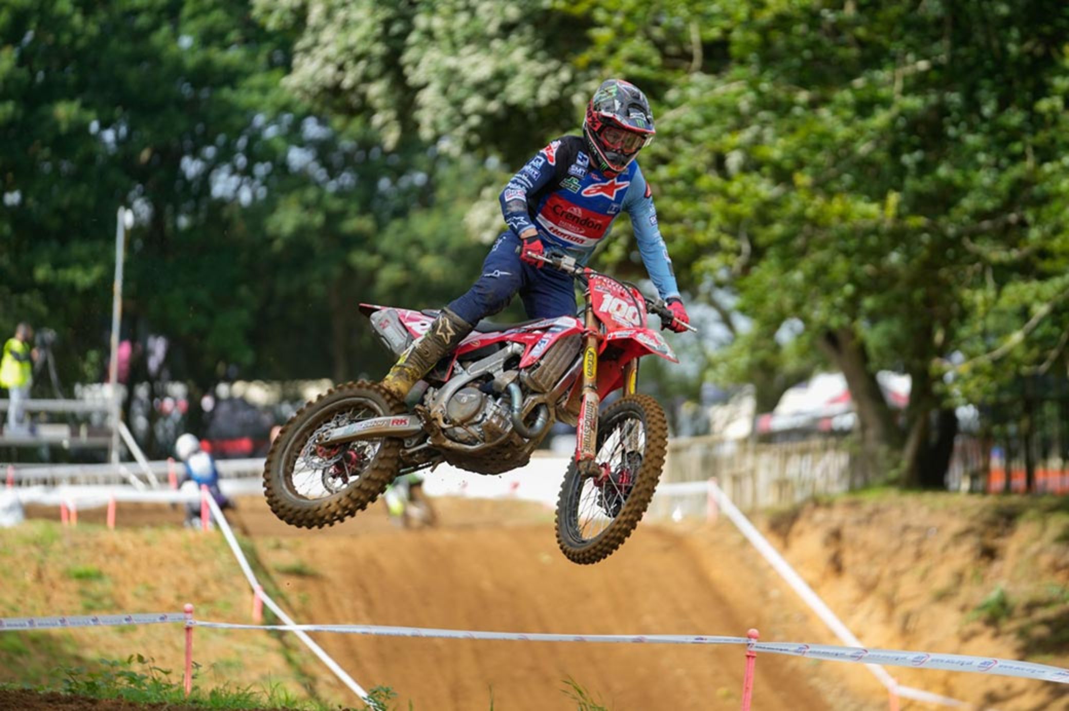 Tommy Searle stays at the top of the British championship