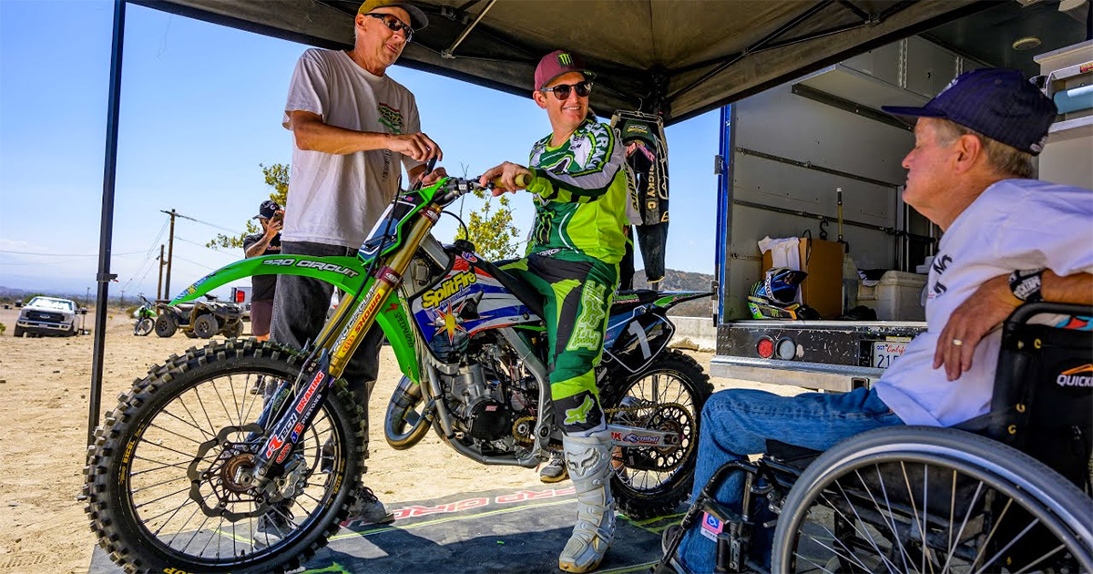 VIDEO: Dirt Shark - Ricky Carmichael on a KX125 Two-Stroke
